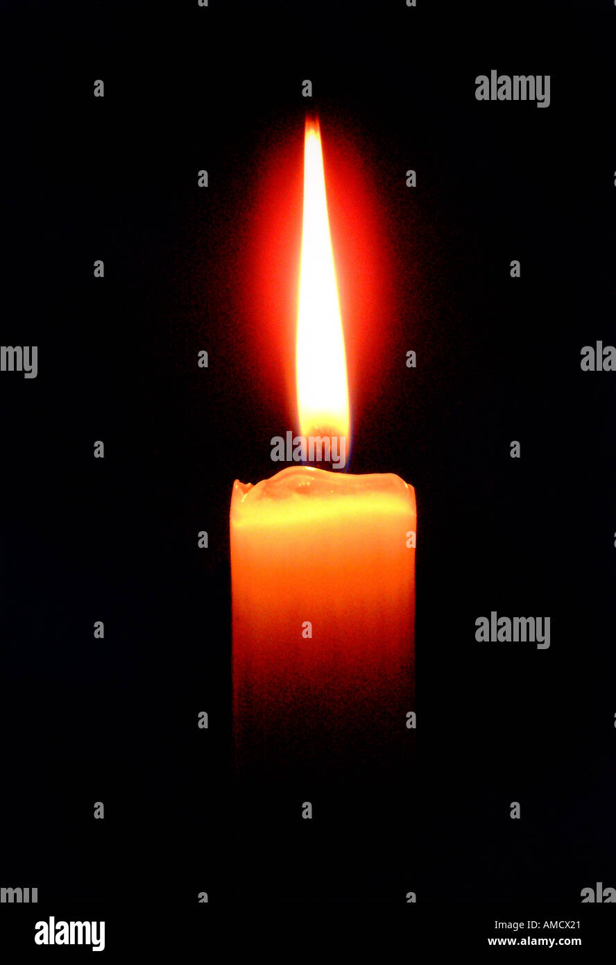 Une bougie allumée Banque de photographies et d’images à haute ...
