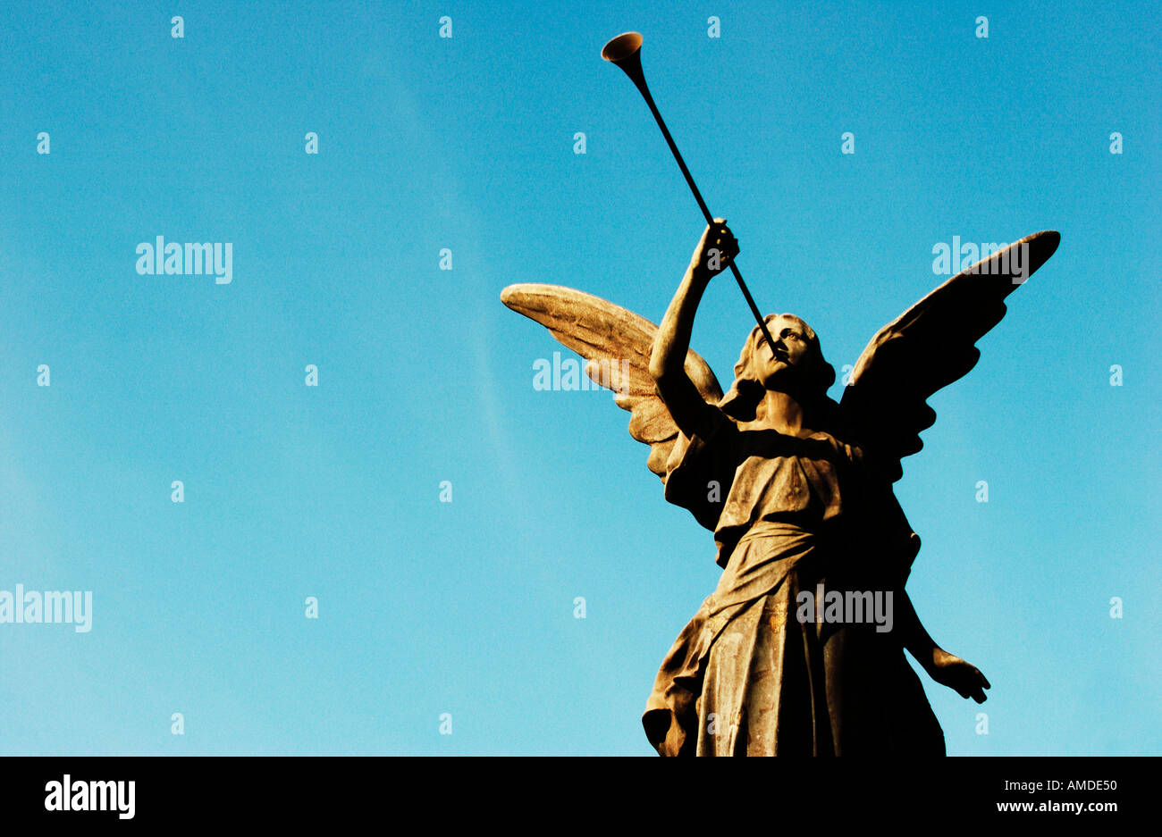 Statue ange avec trompette Photo Stock - Alamy