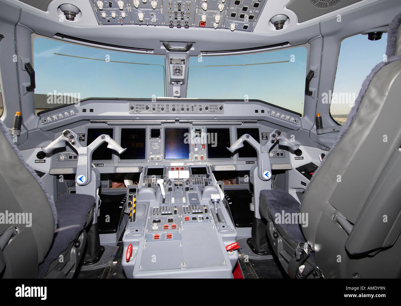Embraer 190 cockpit farnborough air Banque de photographies et d’images ...