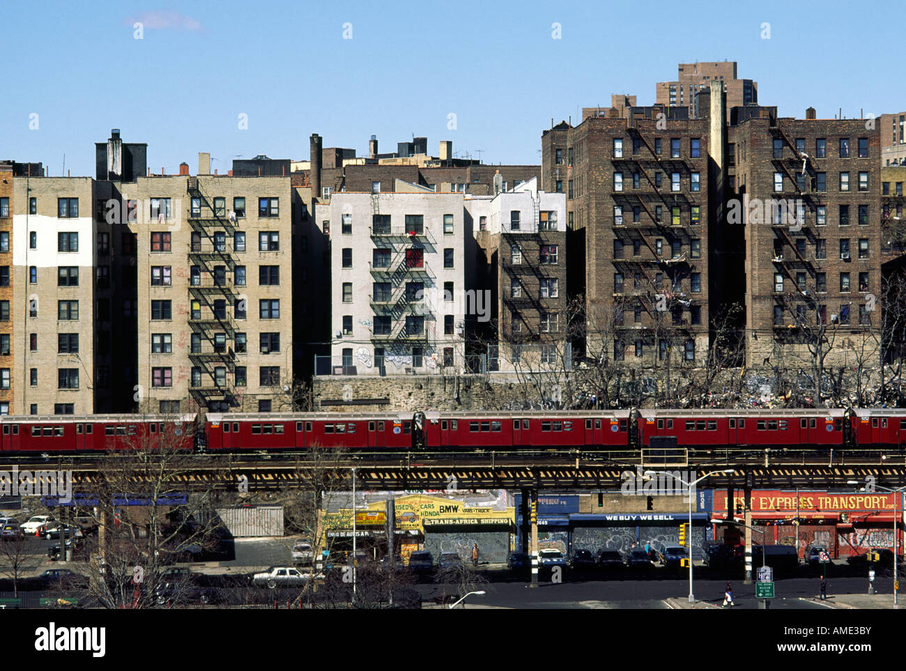 Un train passe bâtiments dans le Bronx New York Photo Stock - Alamy