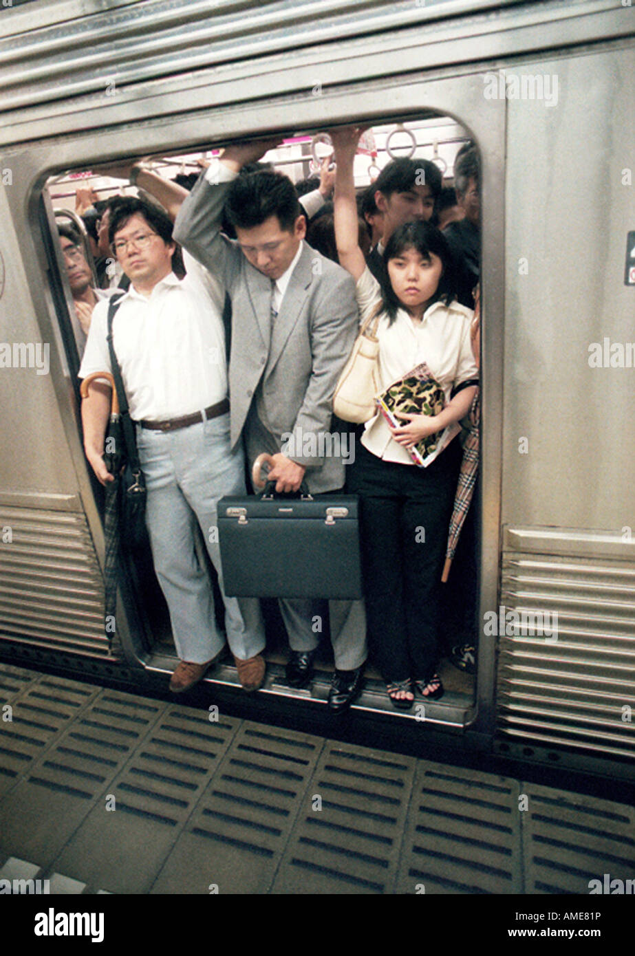 Transports en commun tokyo aux heures de pointe Banque de photographies ...