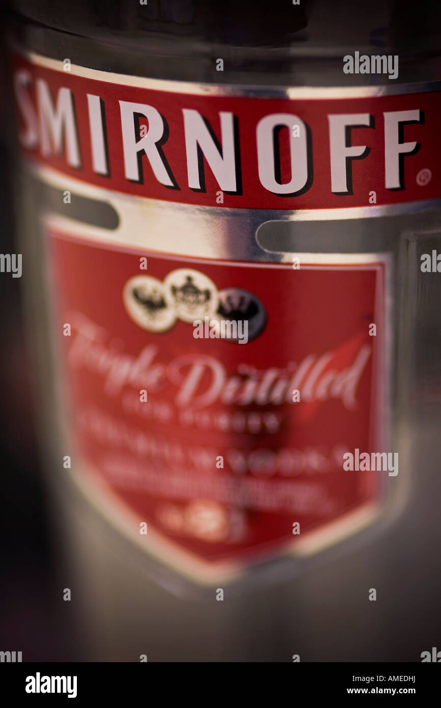 Bouteille de vodka Smirnoff Smirnoff est une marque de Diageo Photo ...