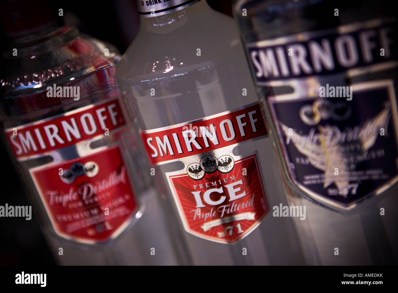 Des bouteilles de vodka Smirnoff Smirnoff Ice Smirnoff est une marque ...