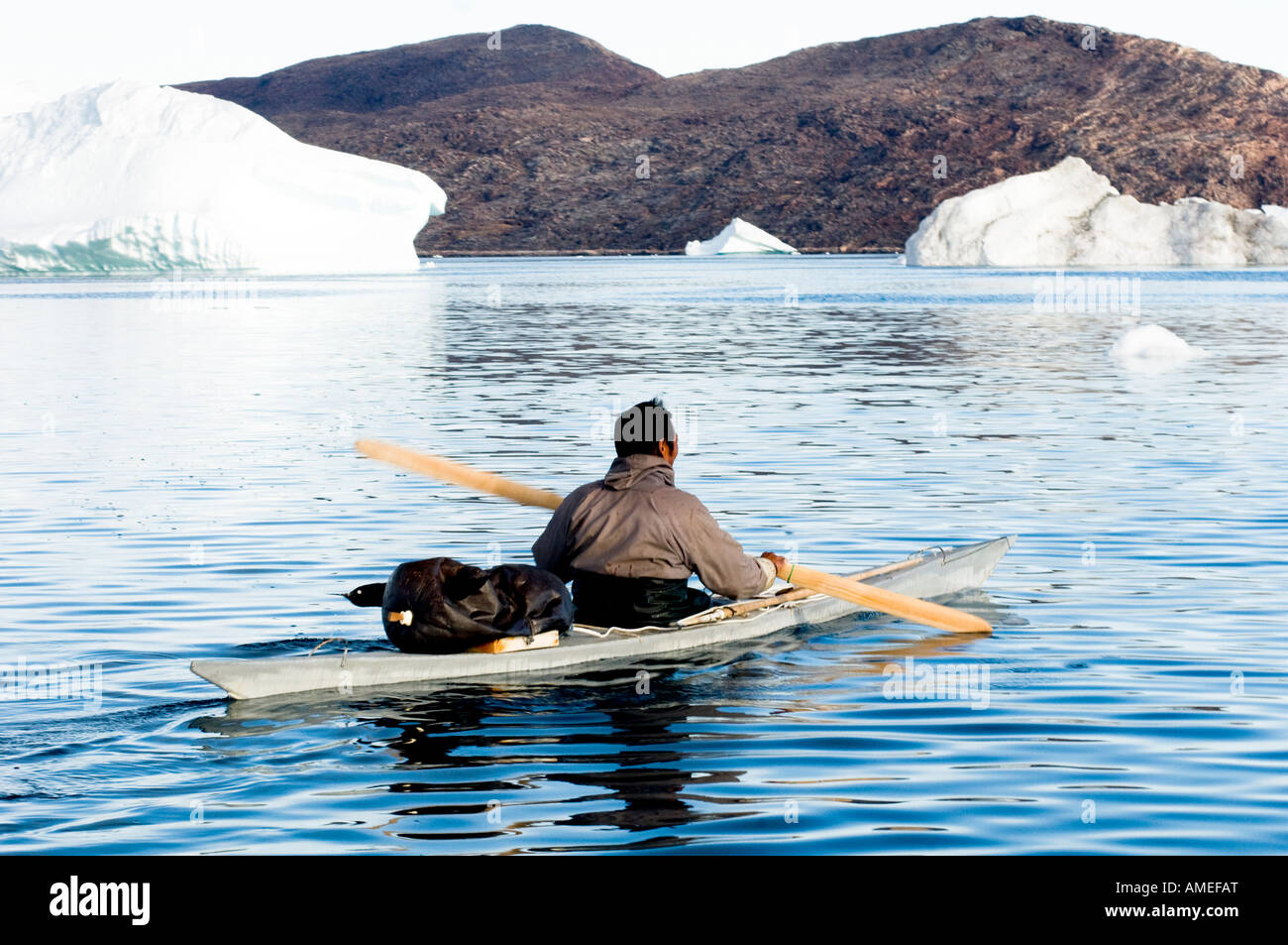 Narval Inuit hunter paddling kayak sur une chasse au narval Fjord près ...