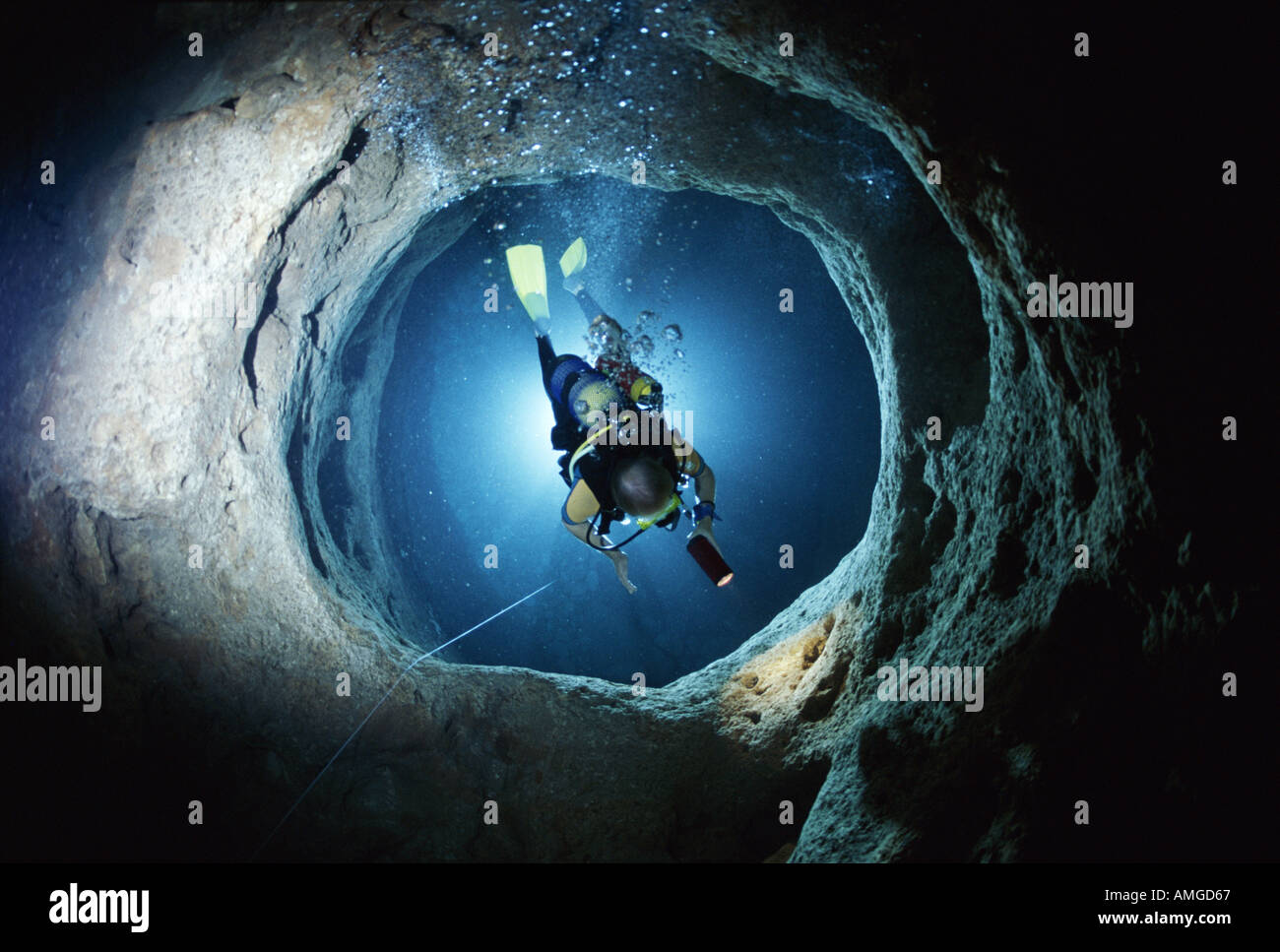 Grotte Moonpool Cavediver de descendre dans la grotte sous-marine à ...