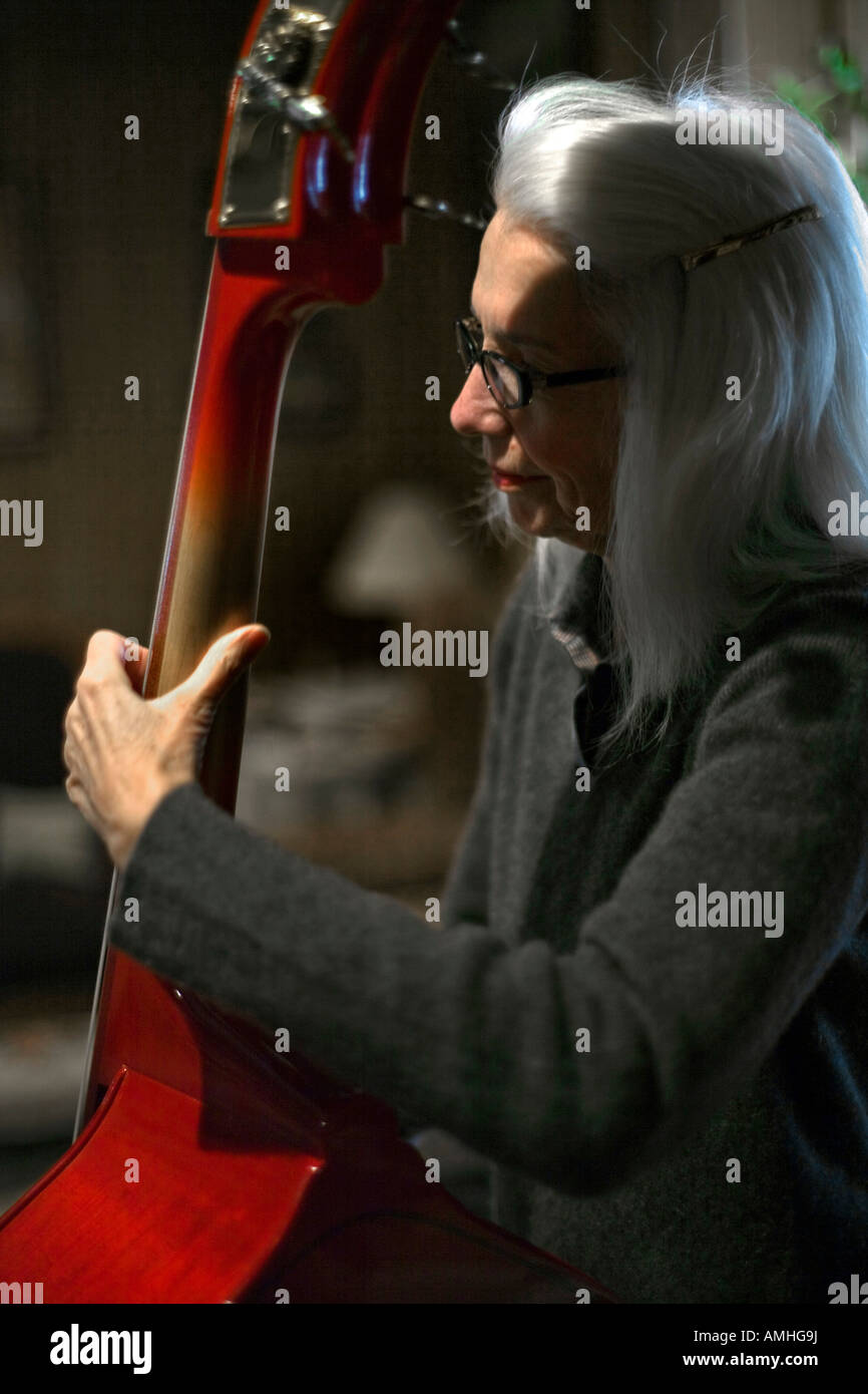Femme jouant de la contrebasse Banque de photographies et d’images à ...