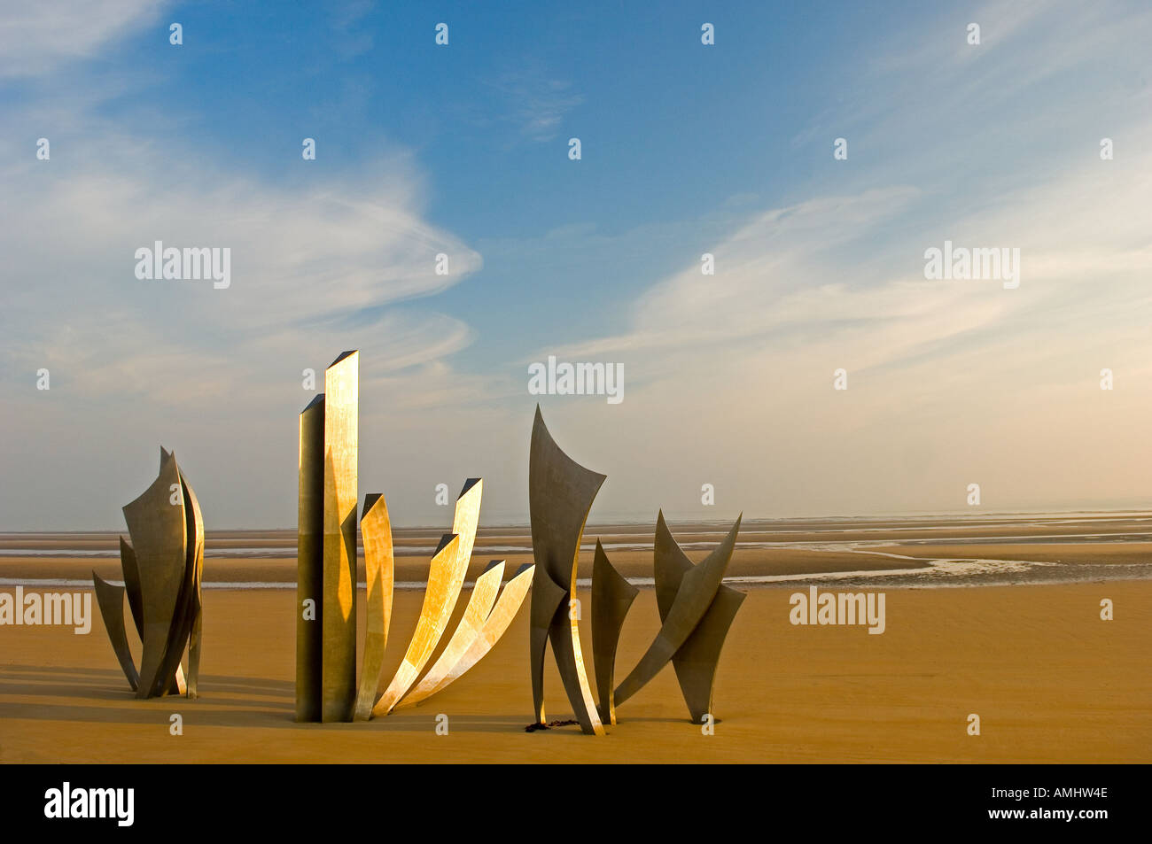 Sculpture Monumentale Les Braves par Anilore Banon sur Omaha Beach ...