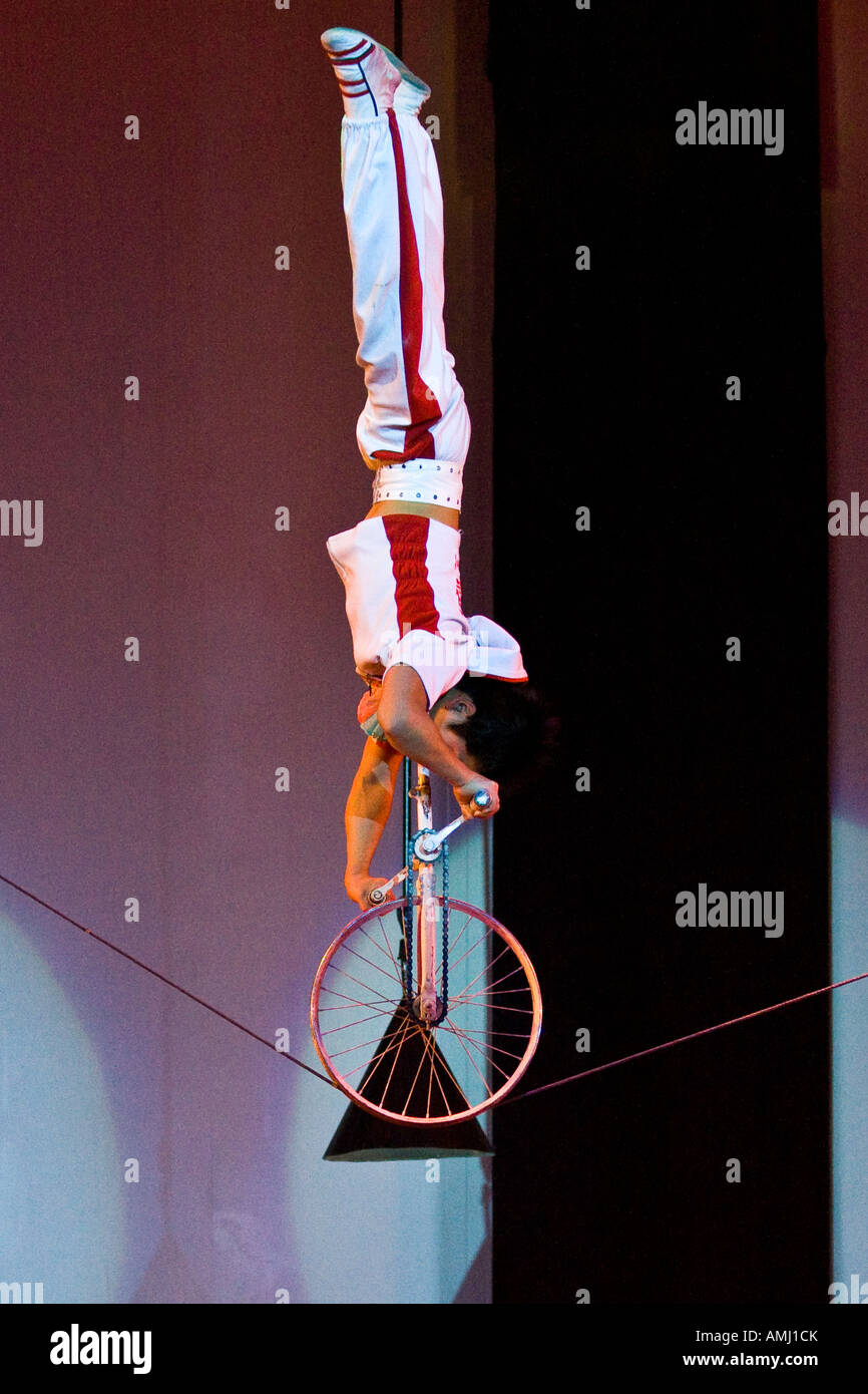 Acrobate Sur La Corde Raide Banque d'image et photos - Alamy