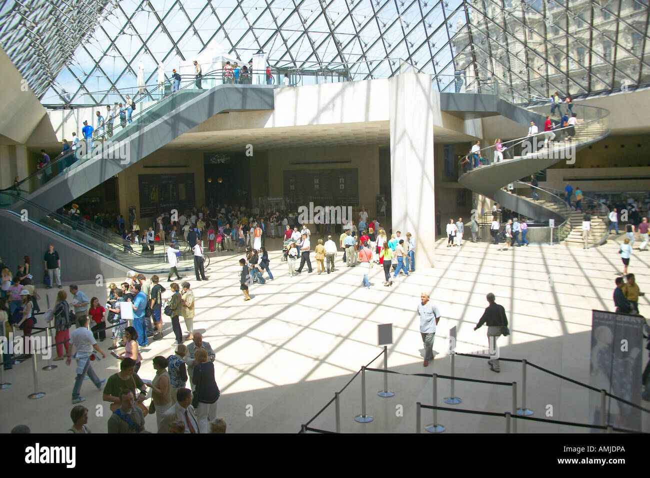 Paris interieur du louvre Banque de photographies et d’images à haute ...