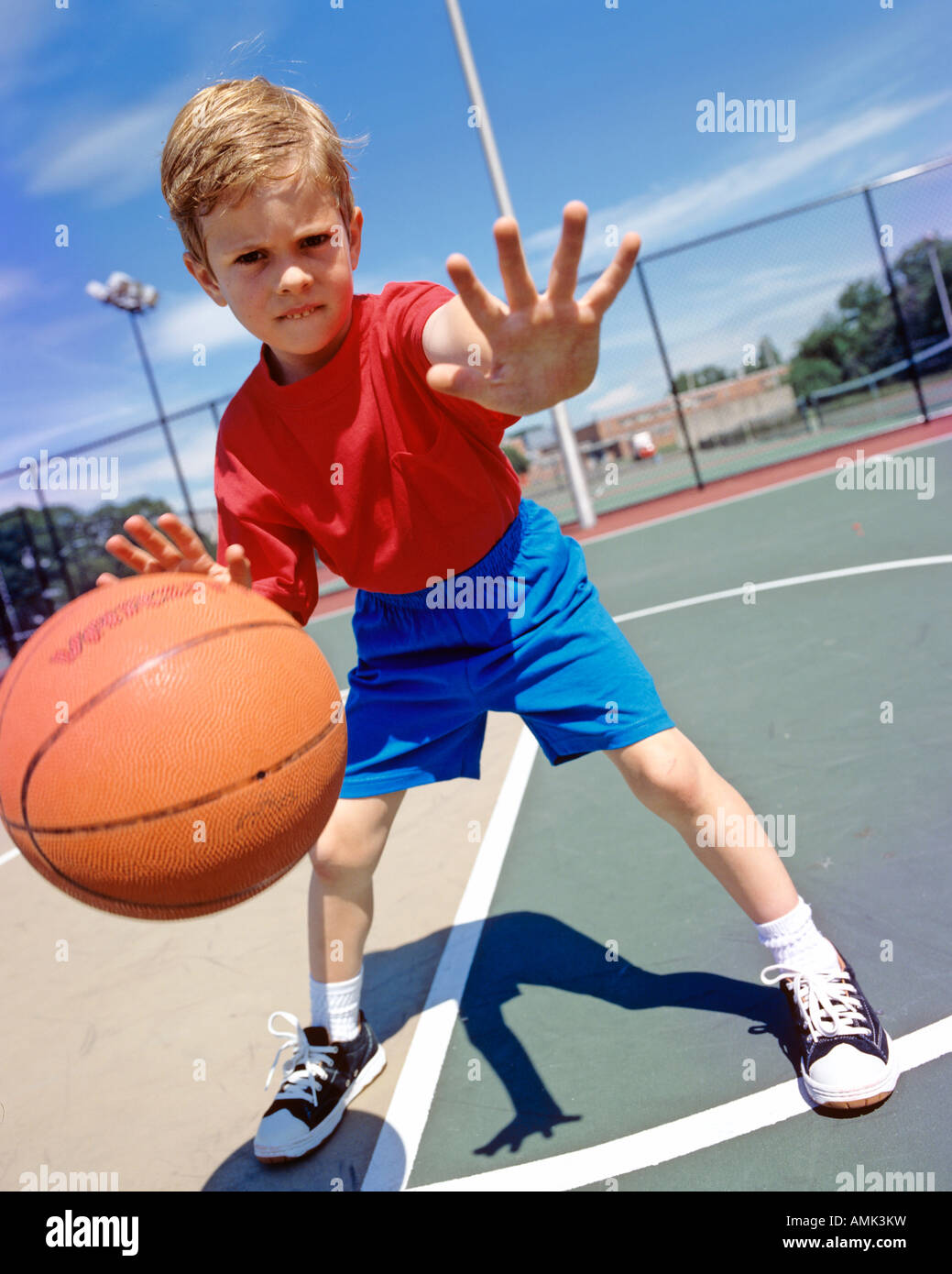 Boy dribbling basketball Banque de photographies et d’images à haute ...