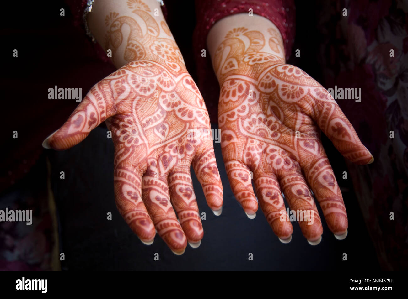 Mains teintes au henné Banque de photographies et d’images à haute ...