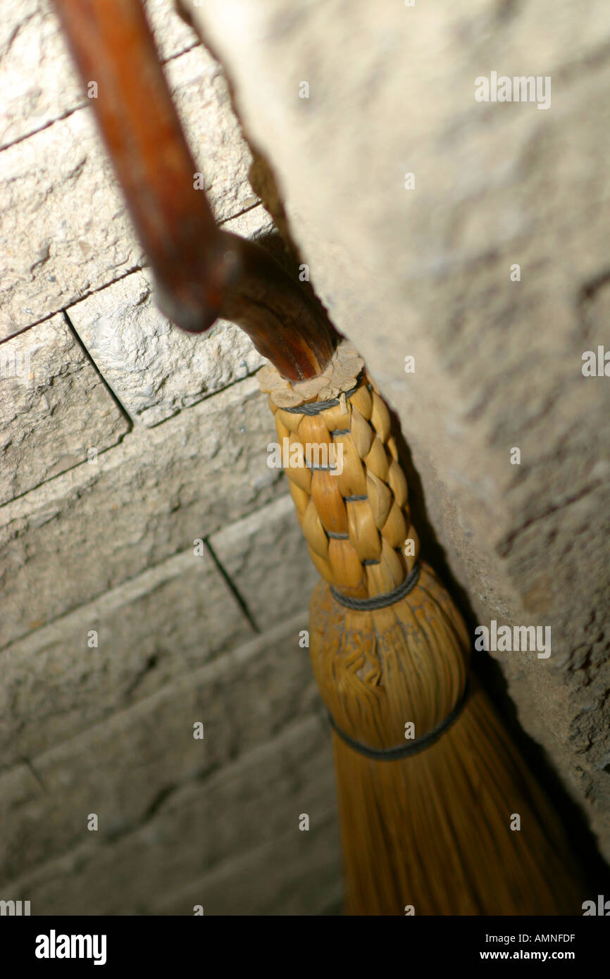 Balai antique Banque de photographies et d’images à haute résolution ...