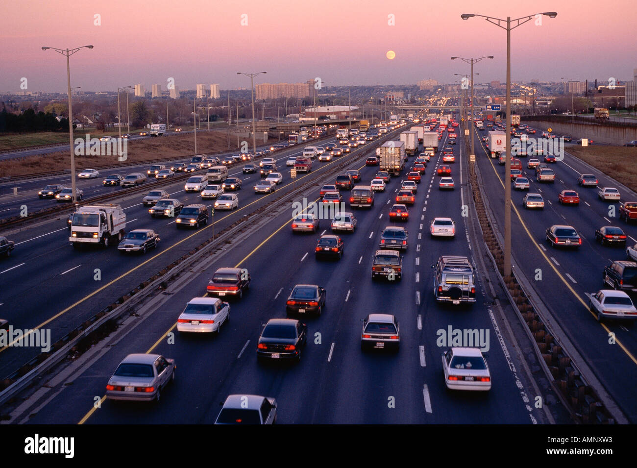 La circulation sur l'autoroute 401, Toronto, Ontario, Canada Photo ...