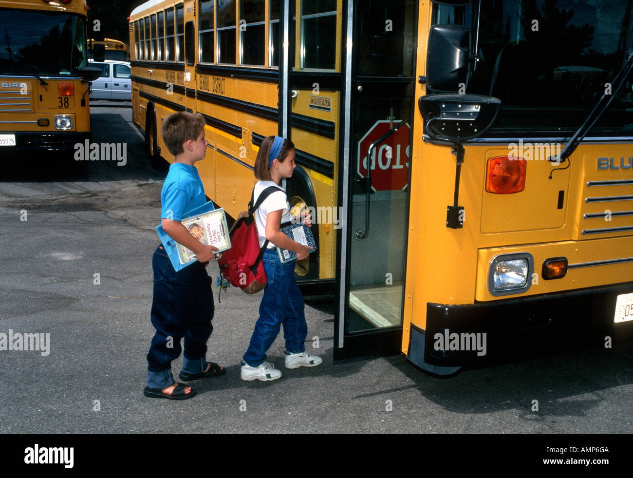 Un garçon et une fille à bord d'un bus de l'école prêt à aller à la ...