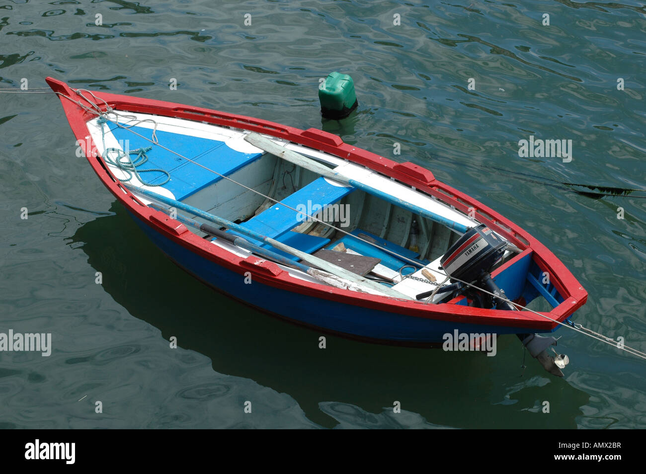 Barque en bois peint sur le fleuve Douro rouge blanc et bleu possède ...