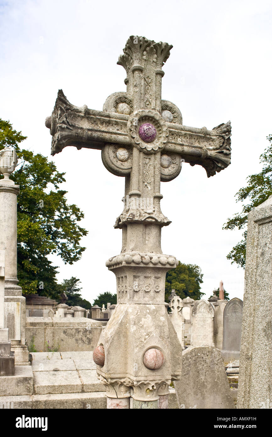 Pierre tombale croix cimetière tombe dans le Photo Stock - Alamy