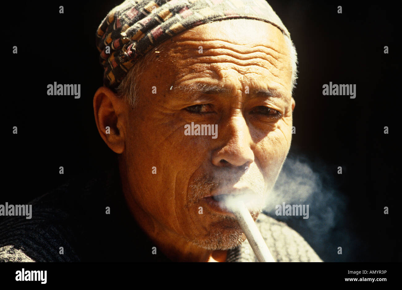 Pipe smoker Banque de photographies et d’images à haute résolution - Alamy