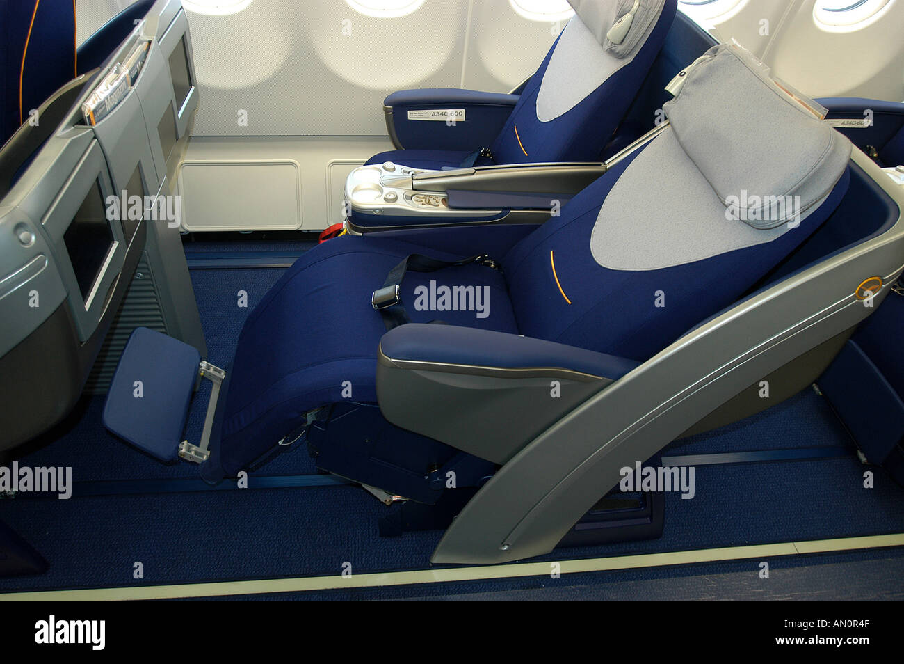 Airbus A340 600 Sitze Passagier Business Class Lufthansa kabine Photo ...