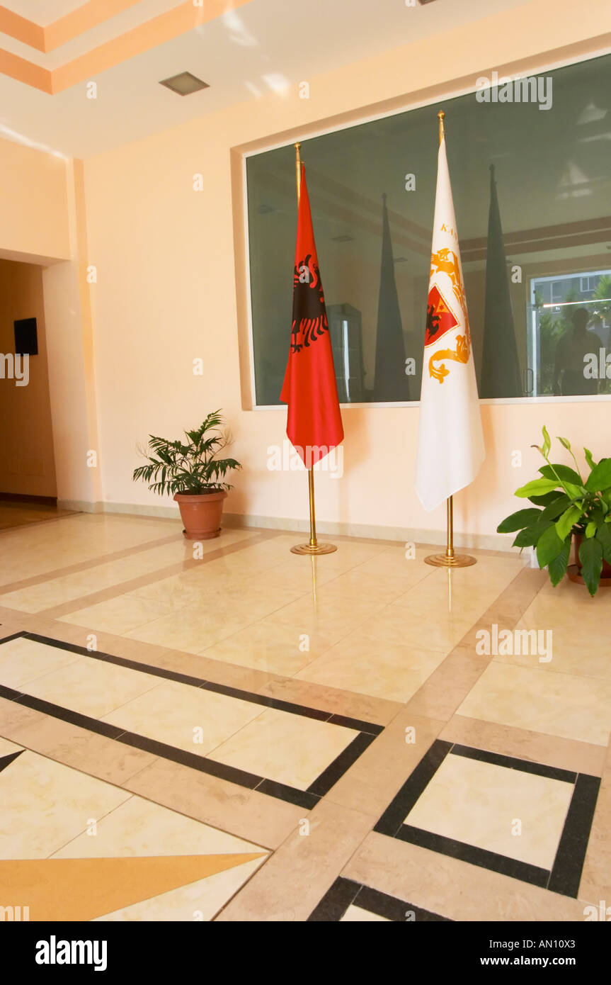 À l'entrée de la cave, le drapeau albanais et le drapeau de la winery ...