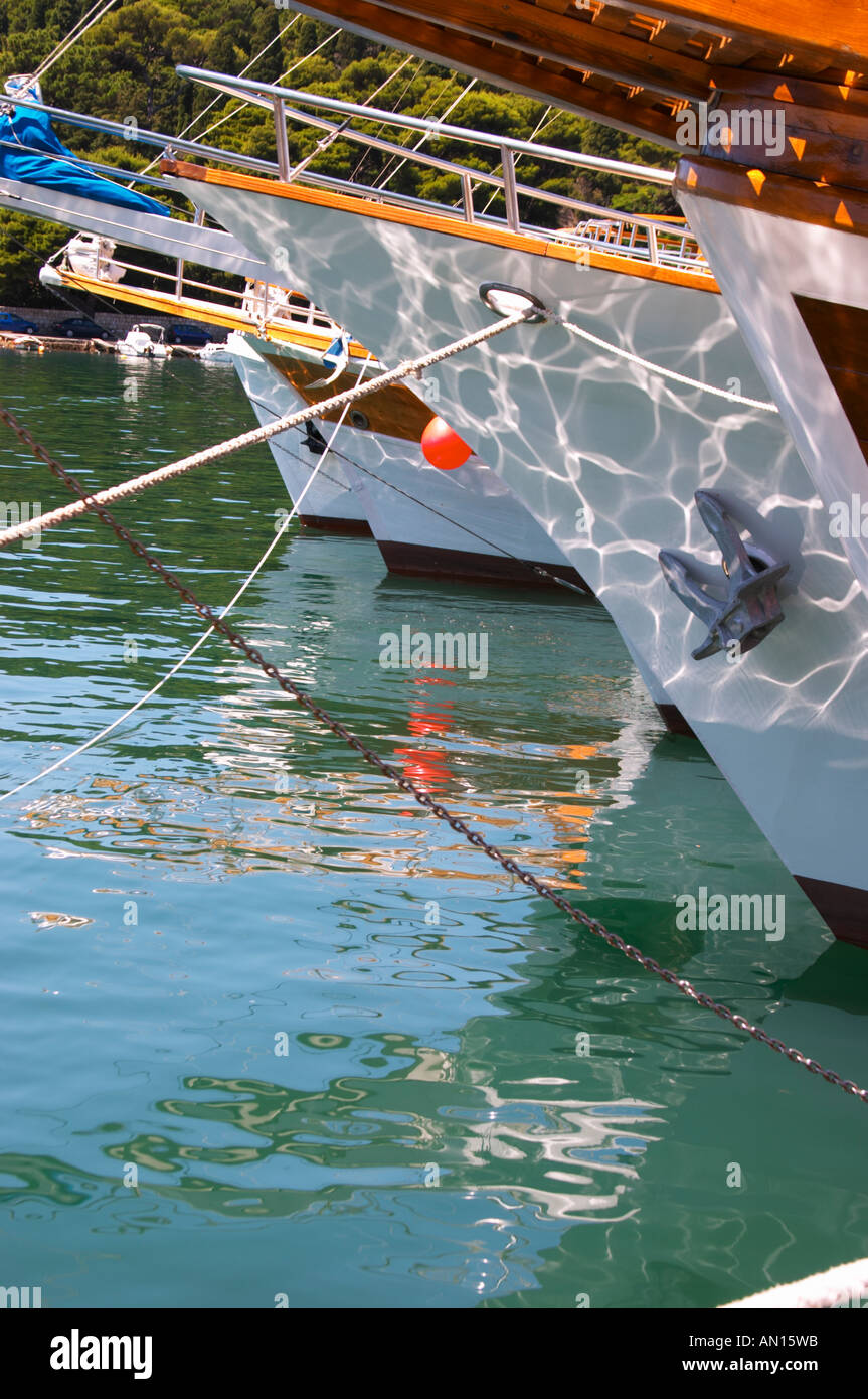 La proue de plusieurs navires bateaux yachts, blanc, bois, avec des ...