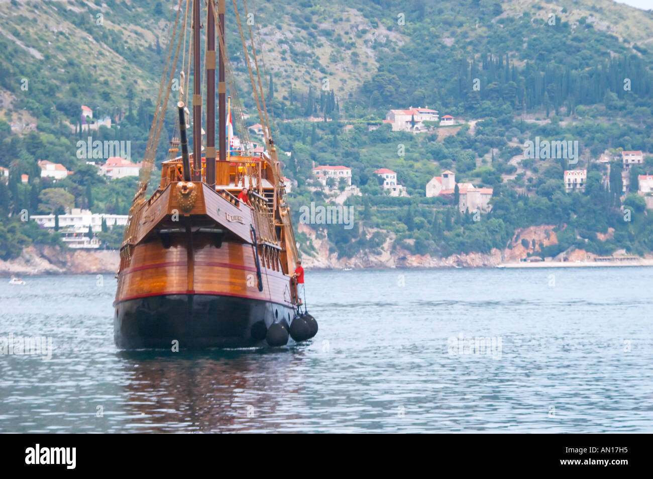 Le Galion 16 Karaka siècle bateau replica dans le vieux port, la ...