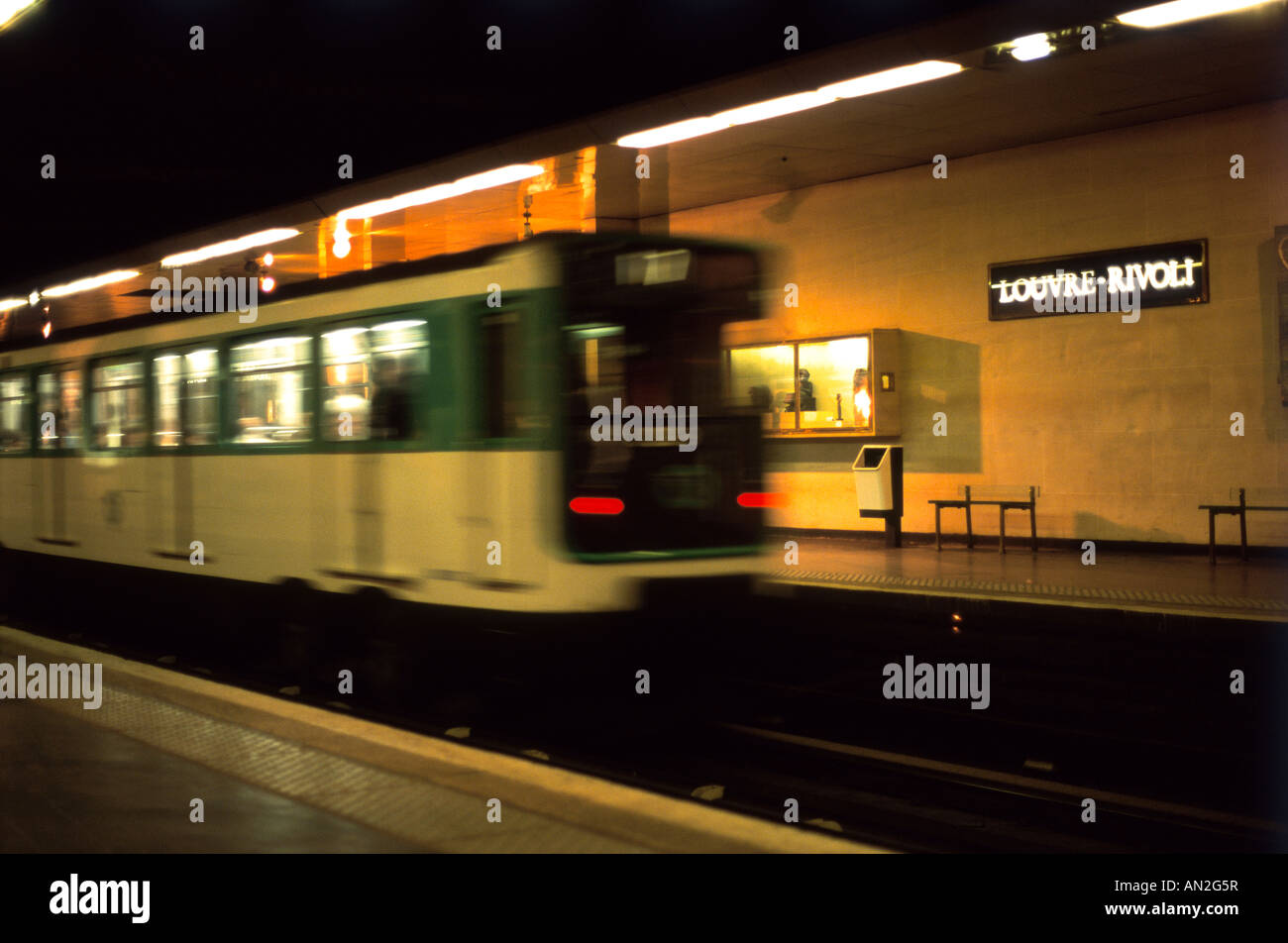 La gare de métro Louvre Rivoli Photo Stock - Alamy