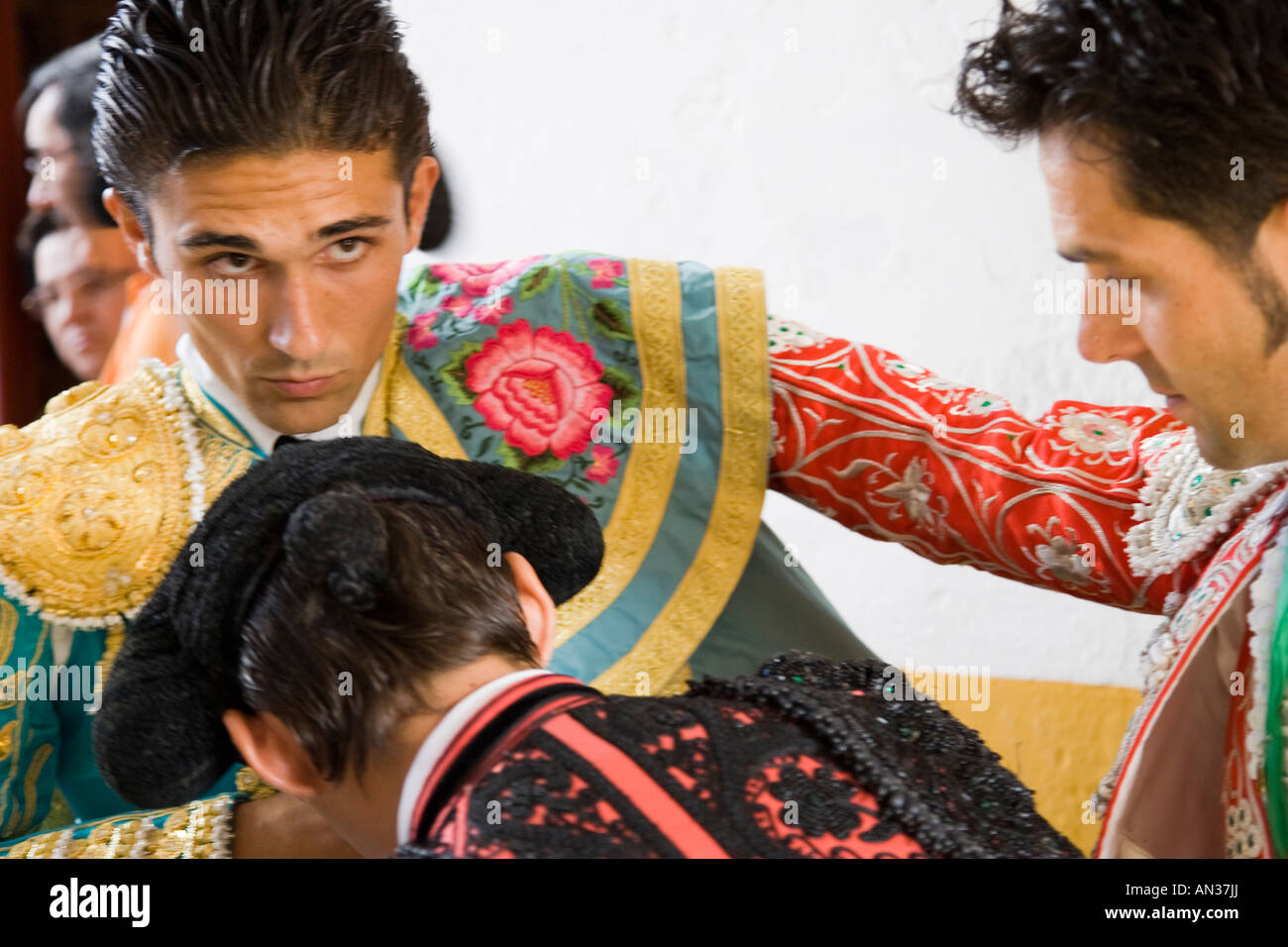 Bullfighter getting dressed Banque de photographies et d’images à haute ...