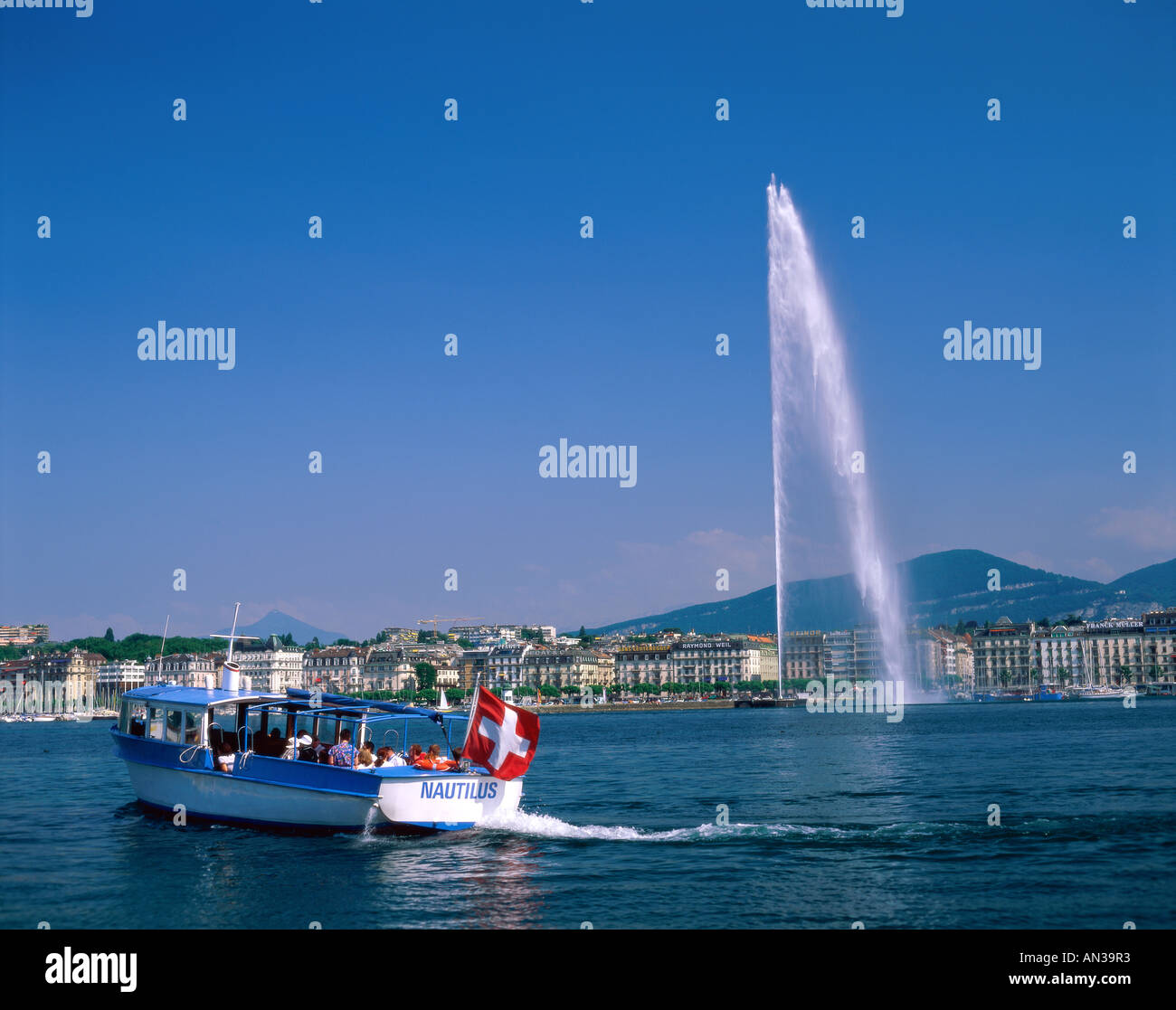 Le lac de Genève (Lac Léman) / Fontaine & Bateau de tourisme, Genève ...