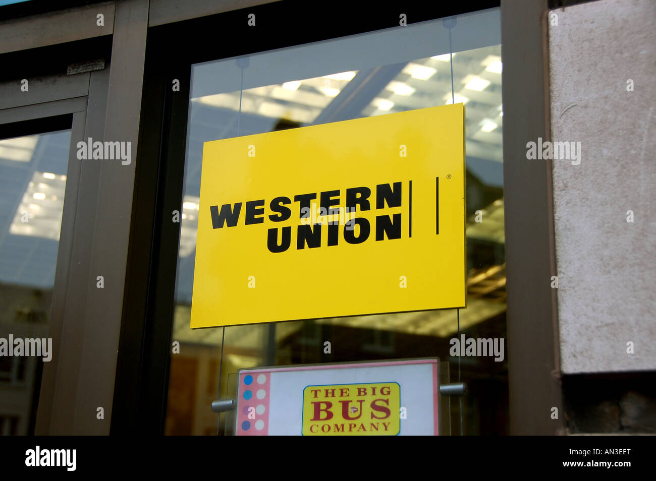 Western union logo sign Banque de photographies et d’images à haute ...