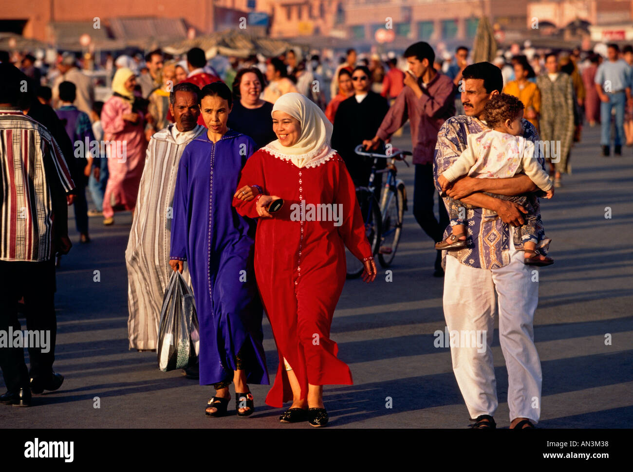 Peuple Marocain personne family walking in place Djemaa el-Fna ...