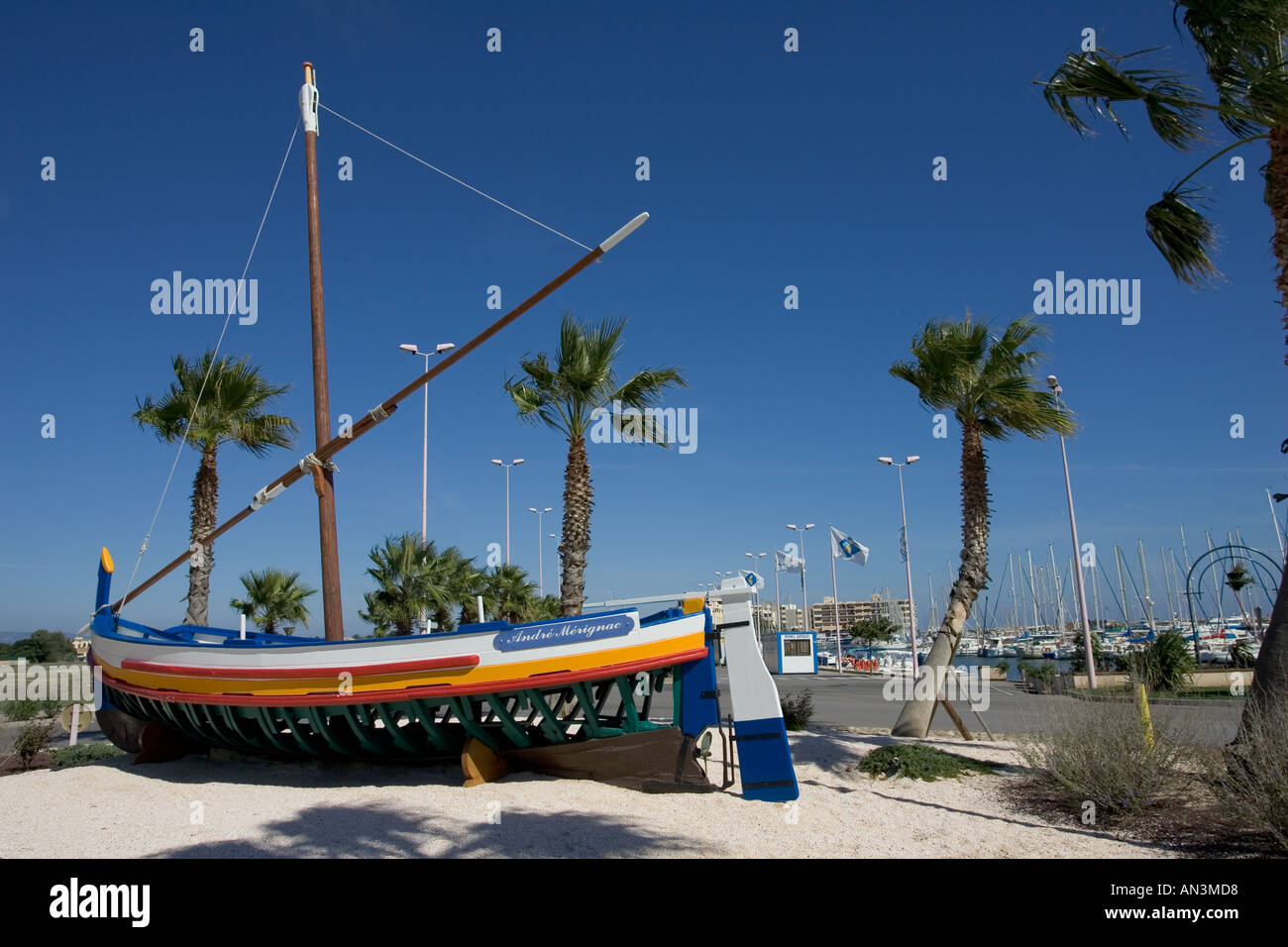 Bateau sur le rond point Banque de photographies et d’images à haute ...