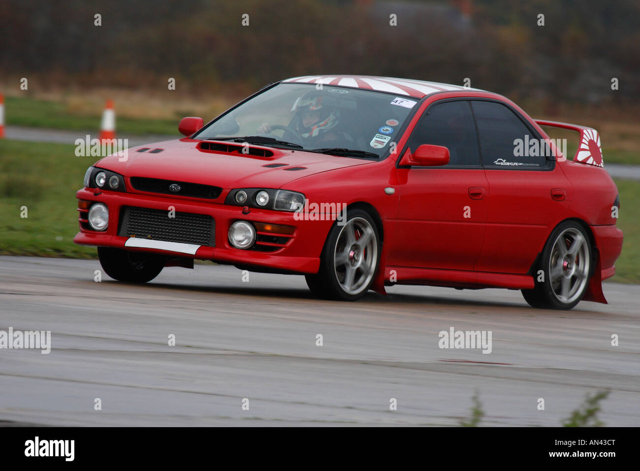 Subaru rouge Banque de photographies et d’images à haute résolution - Alamy