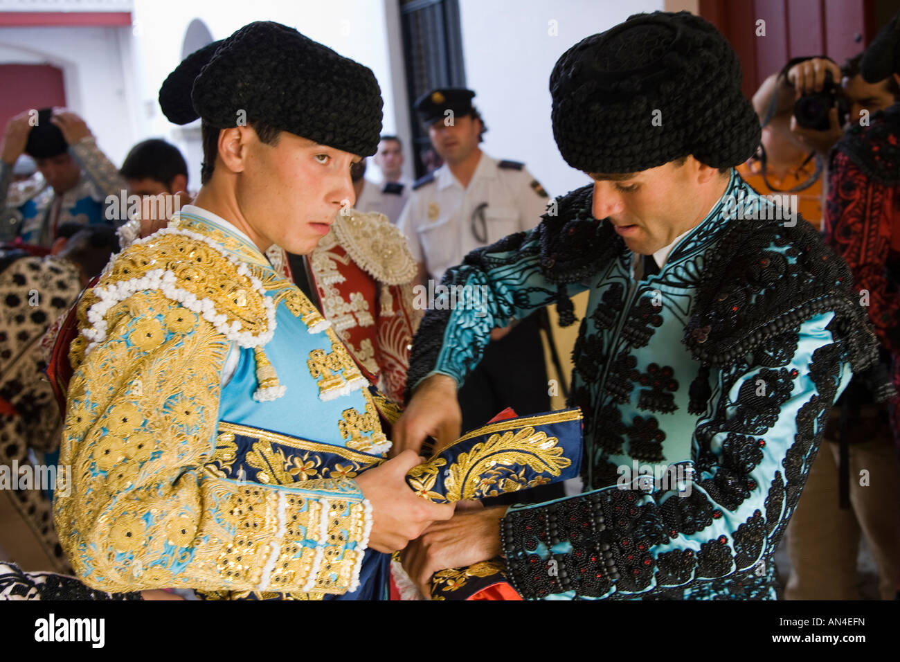 Bullfighter getting dressed Banque de photographies et d’images à haute ...