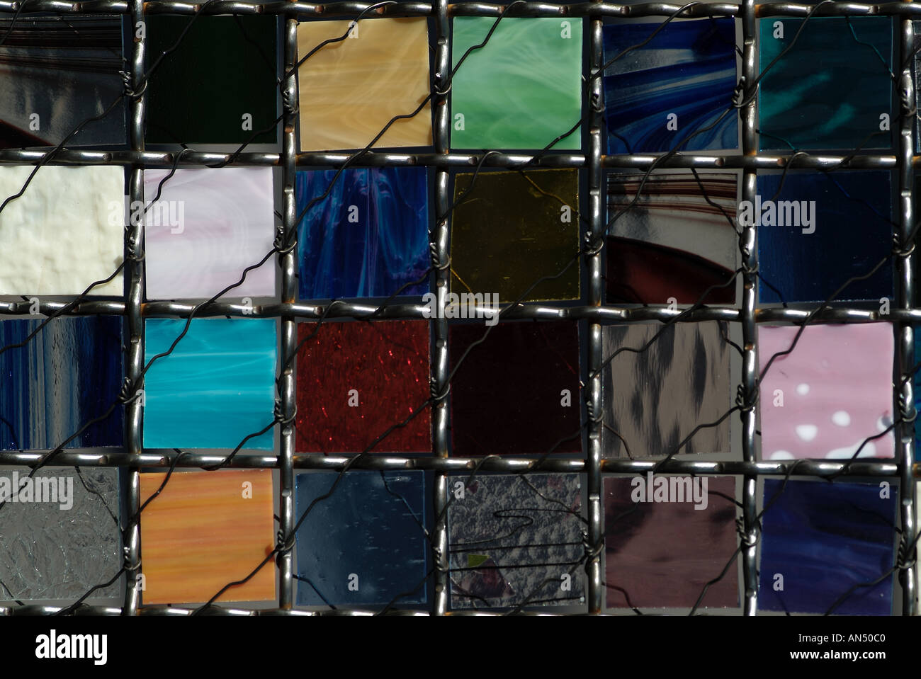 Verre coloré Banque de photographies et d’images à haute résolution - Alamy