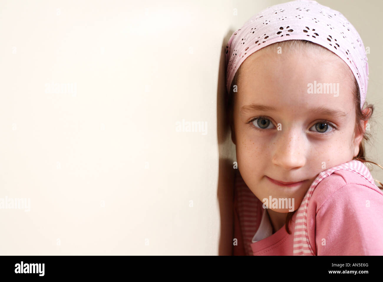 Jeune Fille De 7 Ans Qui Pose Banque De Photographies Et Dimages à