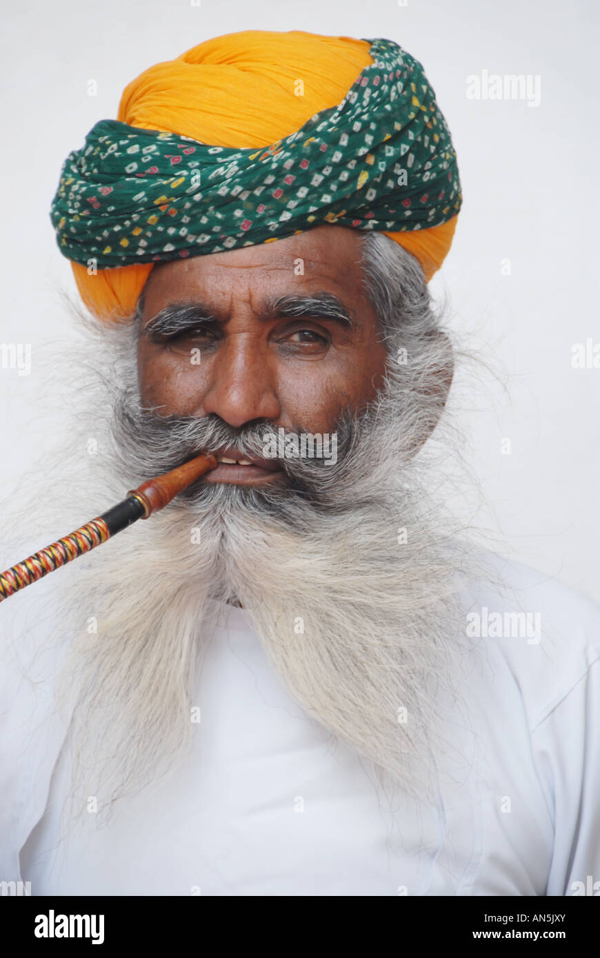 Hookah smoker Banque de photographies et d’images à haute résolution ...