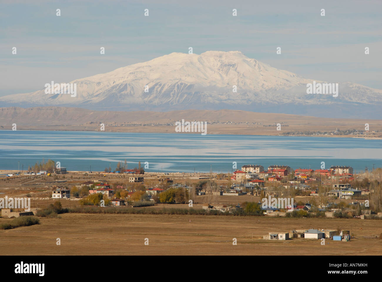 Lac de van paysage avec volcan Suphan Dagi en arrière-plan, la province ...