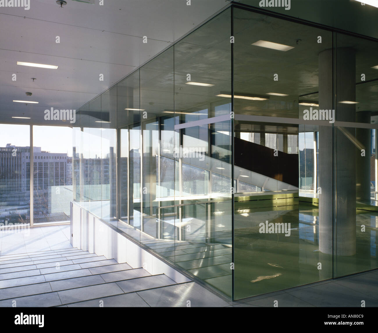 Ambassade des Pays-Bas, Berlin. L'intérieurapt montrant une partie de ...
