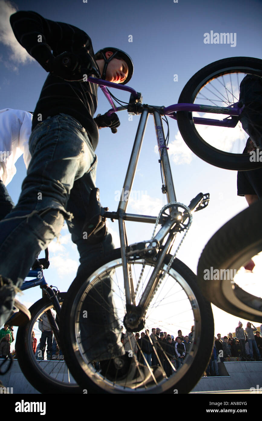 Bmx cross bike in half pipe at skatepark Banque de photographies et d ...