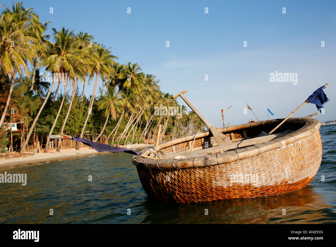 Coracle vietnam Banque de photographies et d’images à haute résolution ...