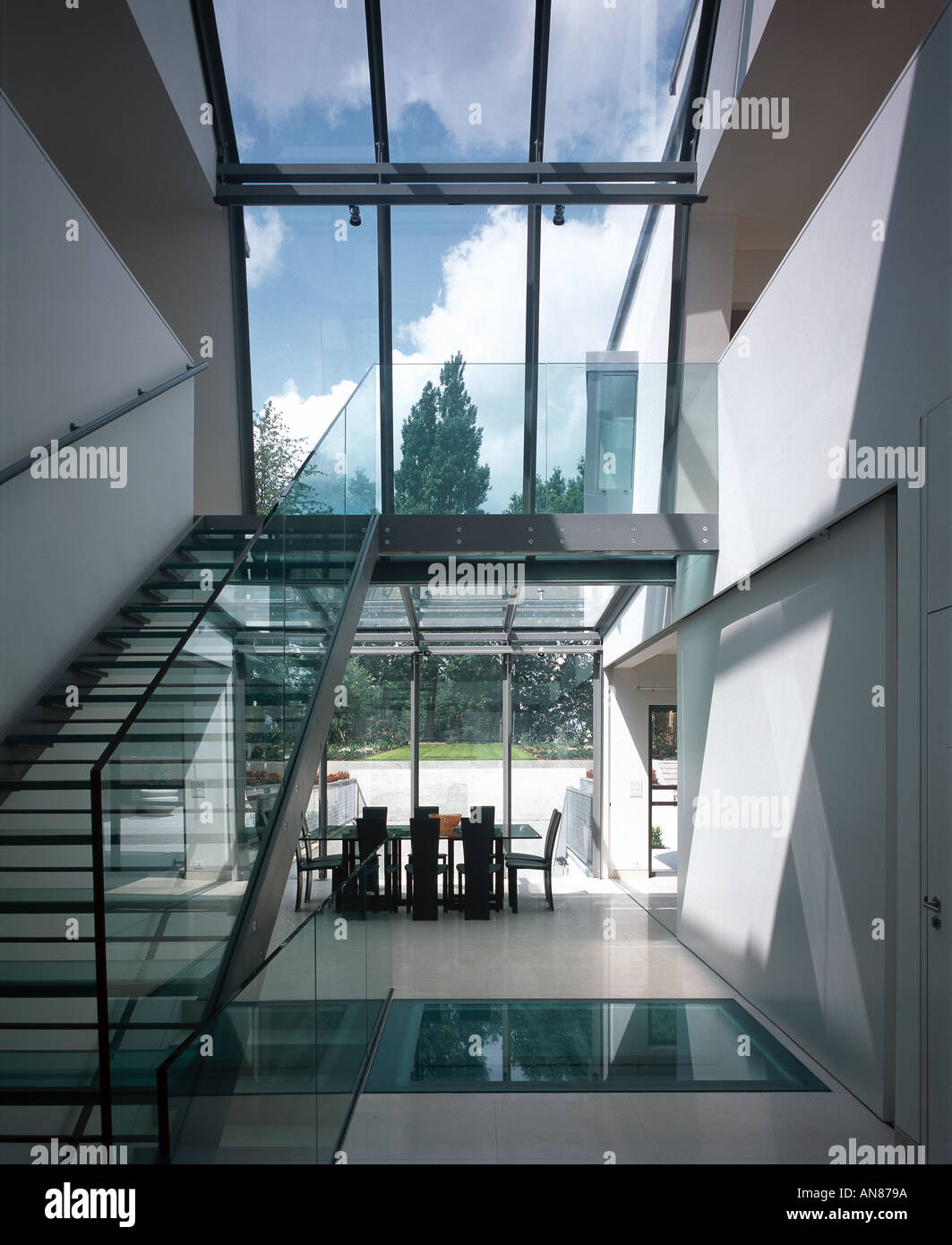 Maison moderne avec piscine, sous-sol Hampstead - Intérieur - l'Atrium ...