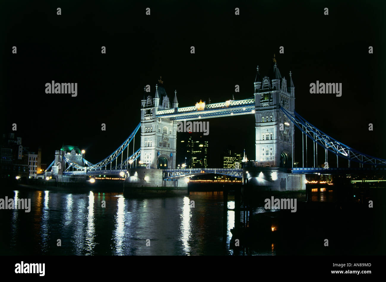 Tower bridge avec la tamise Banque de photographies et d’images à haute ...