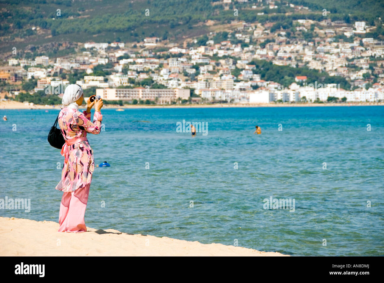Femme musulmane prenant des photos sur la plage Banque de photographies ...