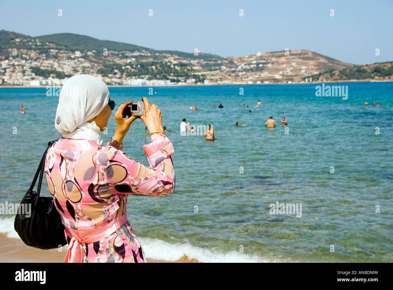 Femme musulmane à prendre des photos sur la plage, Tabarka, Tunisie ...