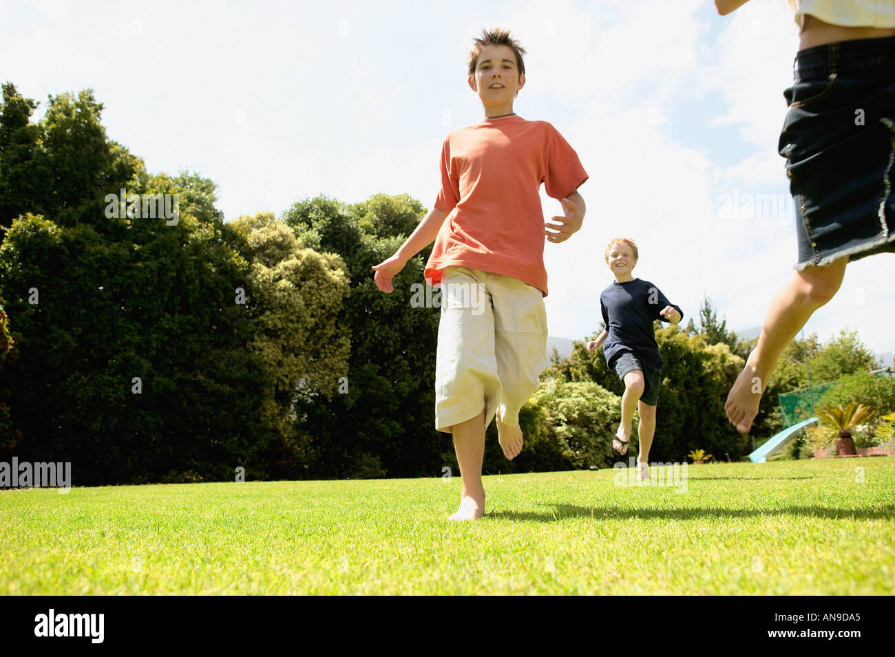 Enfants qui courent Banque de photographies et d’images à haute ...