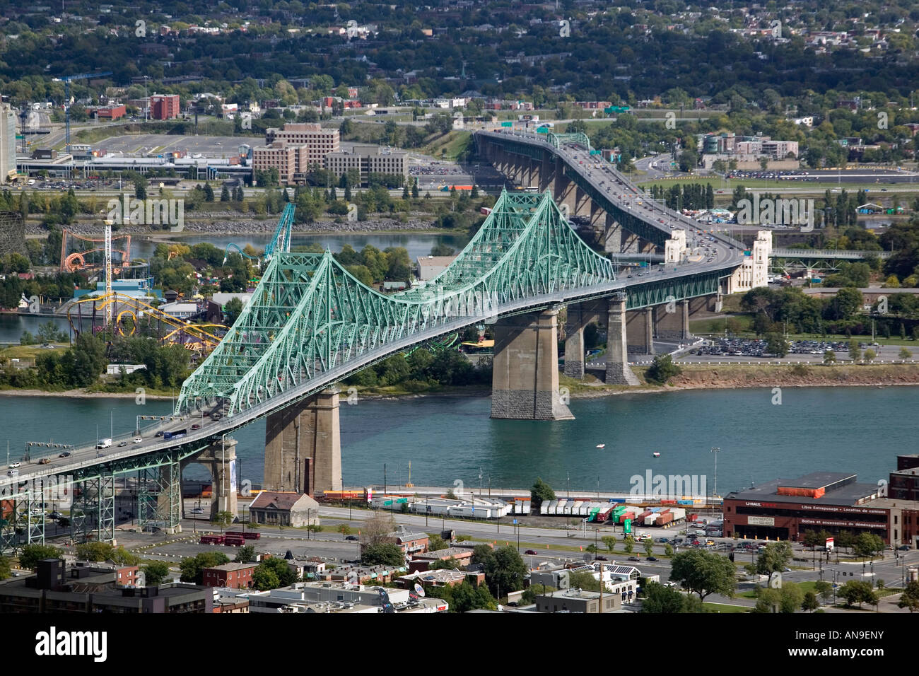 Vue aérienne au-dessus du pont Jacques Cartier, Montréal Québec Canada ...