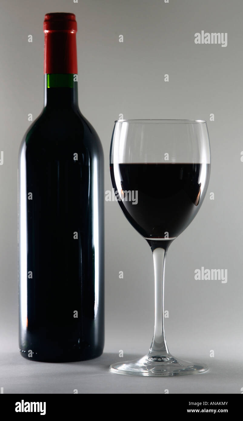 Verre de vin rouge avec une bouteille de vin rouge Photo Stock - Alamy