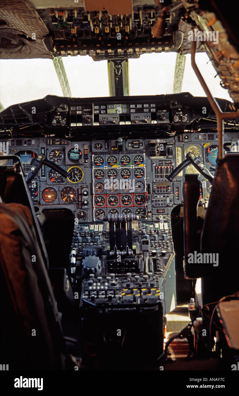 Concorde cockpit controls Banque de photographies et d’images à haute ...