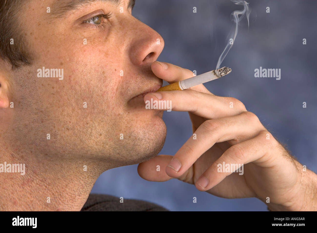 Fumeuses cigarettes Banque de photographies et d’images à haute ...