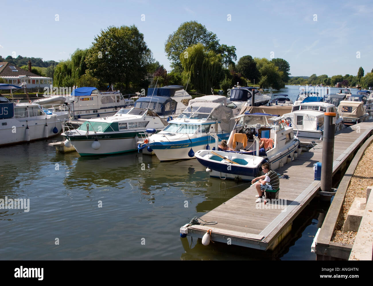 Marina de bourne end Banque de photographies et d’images à haute ...